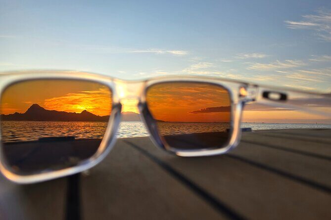 Unforgettable sunset against Moorea - The Setting: Comfort and Atmosphere