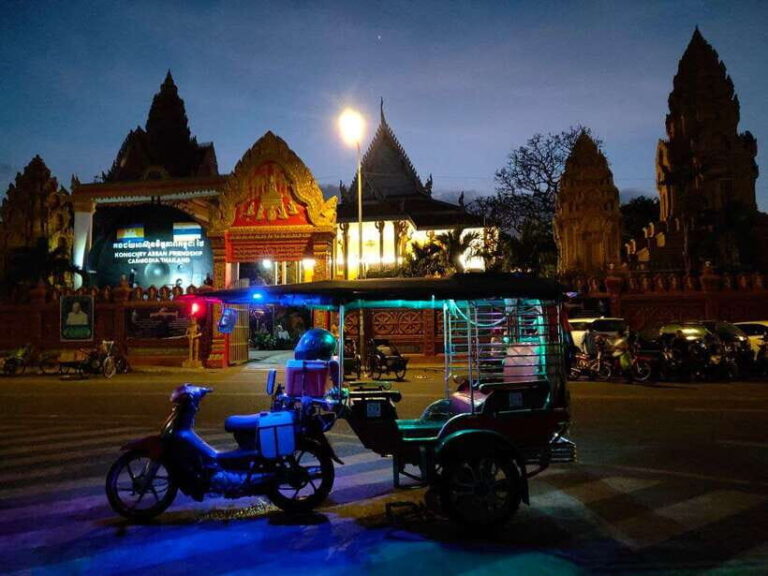 Visiting 9 Places in 3 hours Tour by Tuk-Tuk - Exploring Phnom Penh by Night: What You’ll See and Experience