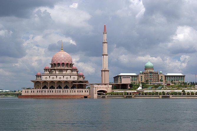 *15Hrs Kuala Lumpur Car Tour from Johor Bahru w' Tour Guide - FAQs