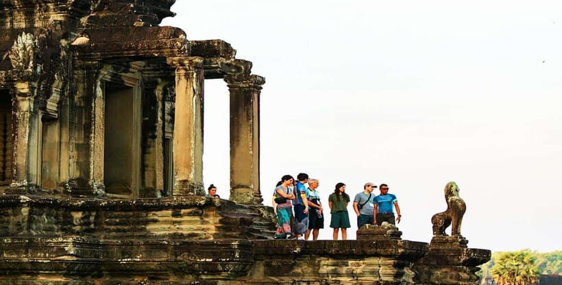 2-Day: Angkor Temple Treasures and Unique Floating Lifestyle - Exploring the Temples of Angkor Thom and Beyond