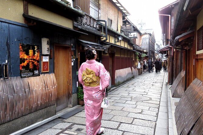2 Hour Night Walking Tour Throughout Gion in a Small Group - Yasaka Shrine: The Spiritual Heart of Kyoto