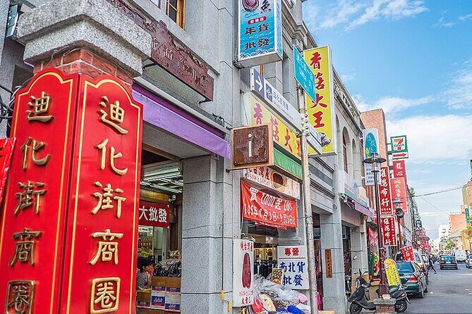 2-Hour Private Dadaocheng Walking Tour - Walking into Dihua Street