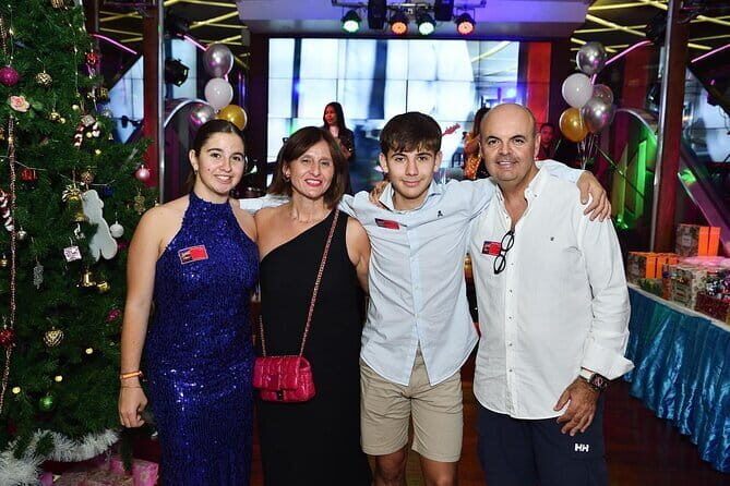 Bangkok Grand Pearl Dinner Cruise with Iconic River Views - Dining on the Deck: Food, Drinks, and Atmosphere