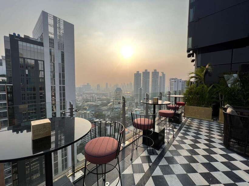 Bangkok: Mojjo Rooftop Lounge & Bar Food & Beverage Package - The Setting and Atmosphere