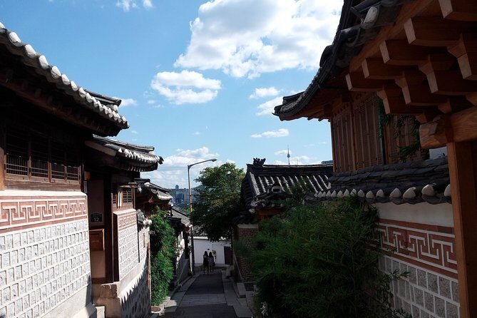 Best Walking Tour to Gyeongbok Palace n Bukchon with Expert - The importance of a good guide