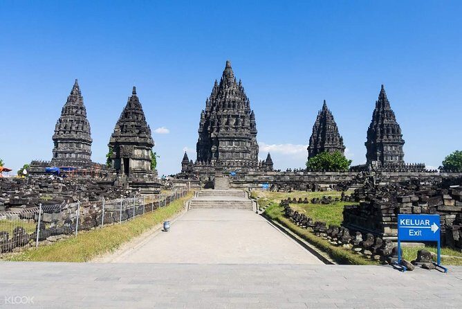 Borobudur Sunrise And Prambanan Temples Tour (PRIVATE TOUR) - The Journey Begins: Early Morning Pickup and Sunrise at Punthuk Setumbu