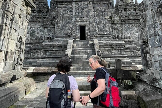 Borobudur Sunrise From Setumbu Hill, Prambanan Tour and Transport - Visiting Mendut Temple: A Tranquil Stopover