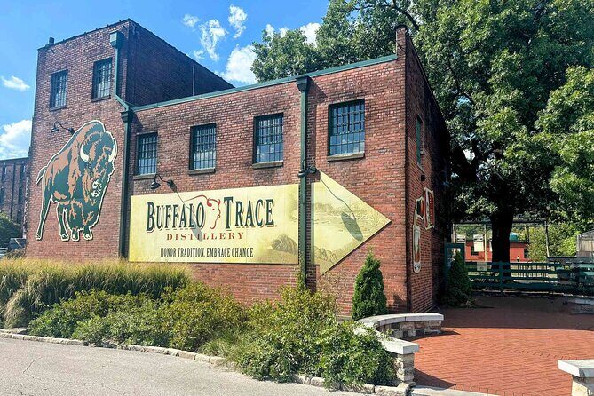 Buffalo y/ or Wiskey Thief & Churchill Twilight Racing Experience - Churchill Downs: The Race Day Experience