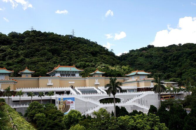 Classic Taipei Landmarks Day Tour - Transportation & Group Dynamics