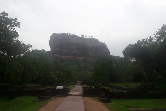 Colombo To Polonnaruwa,Dambulla,Sigiriya & Kandy 3 Day Tour - Day 1: Polonnaruwa – The Worship of Ruins and Royalty