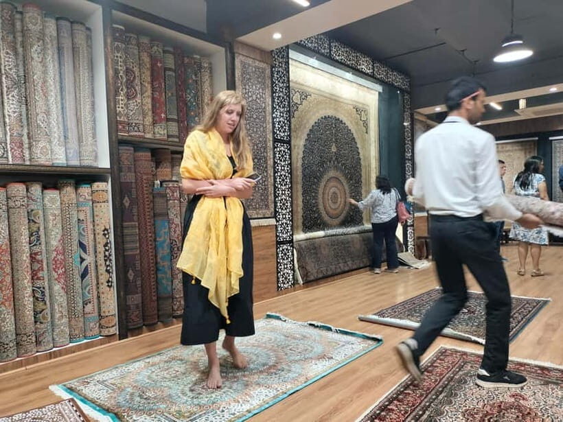 Delhi: Authentic Shoppers Trail Day Tour with Lunch - What to Expect on the Tour