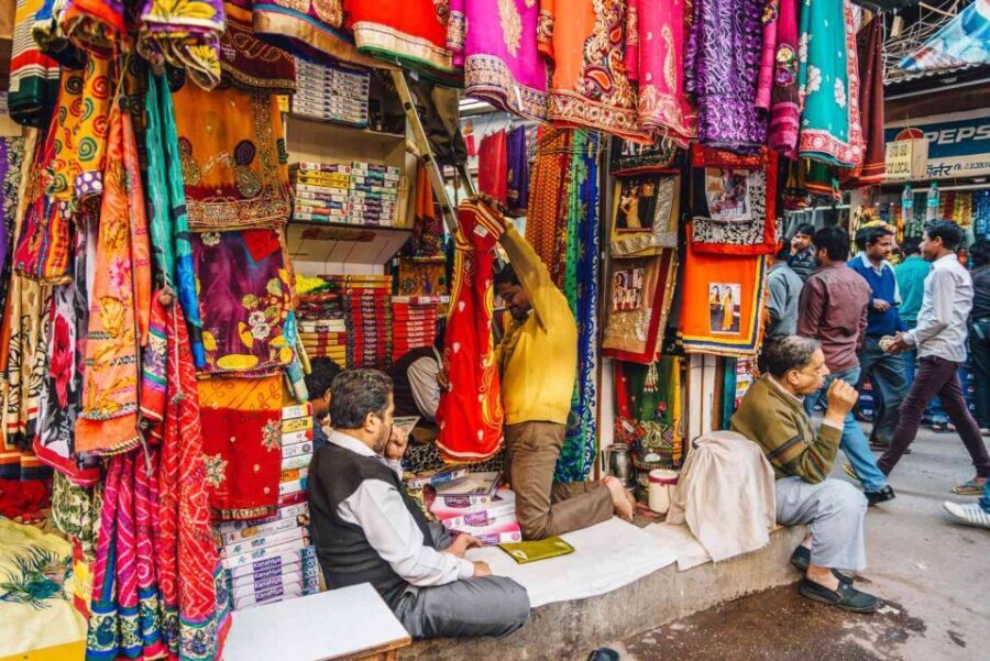 Delhi: Private Half-Day Shopping Tour with Transfer - Itinerary Breakdown