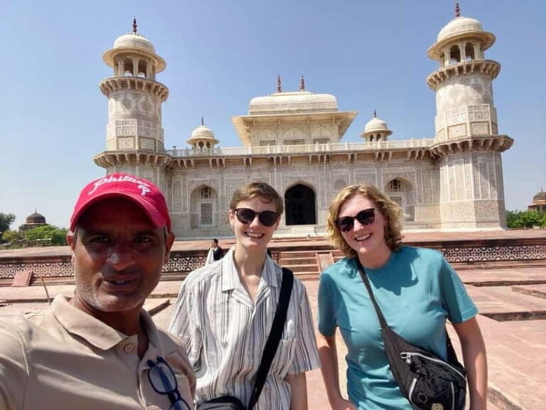From Delhi: Taj Mahal and Baby Taj Skip-the-Line Tour by Car