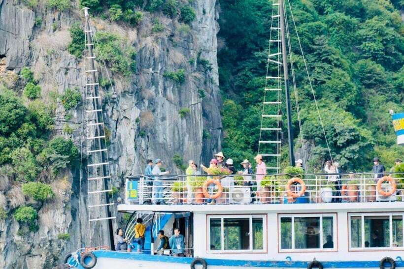 From Ha Noi: Explore Ha Long Bay Day Trip with 6-Hour Cruise - Visiting the Key Sites: Caves, Islands, and Beaches