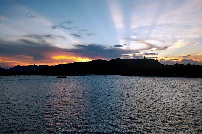 Genuine West Lake and Tea Experience with Locals - Exploring West Lake in Hangzhou: What’s Included and What to Expect