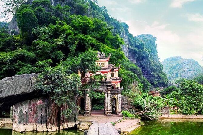 Group one day Tam Coc Tours Visiting Bai Dinh Trang An Boating Trip from Hanoi - The Cultural and Culinary Experience: Authentic Vietnamese Lunch