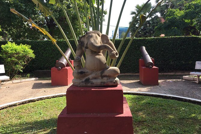 Half Day Tour to Royal Palace, Wat Phnom & Independent Monument - Authentic Experiences and Authenticity