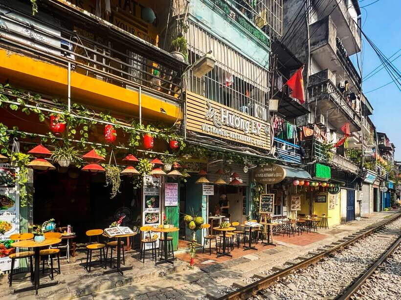 Hanoi: Guided Food Tour with Train Street Visit - Visiting Train Street — The Thrill of the Passing Train