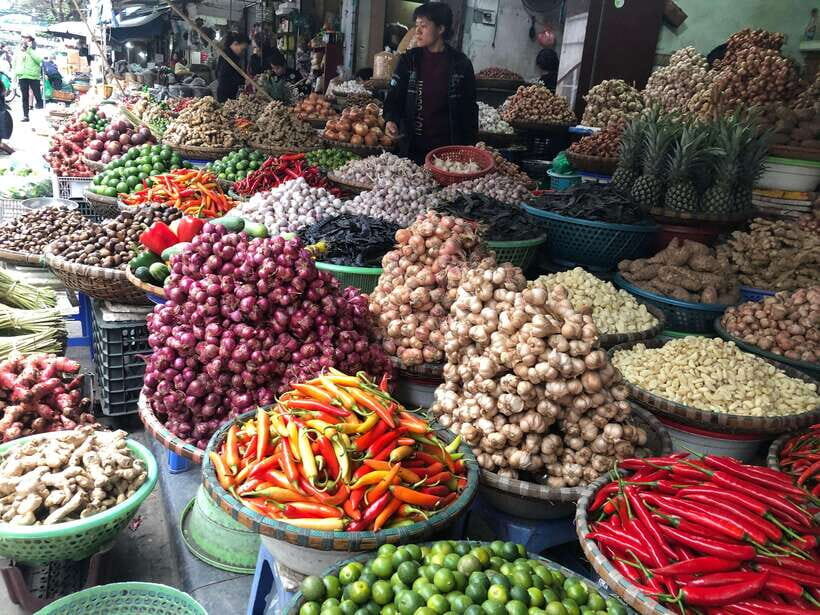 Hanoi: Old Quarter Walking Tour with Private Lunch - Walking Through the Markets: Dong Xuan Market