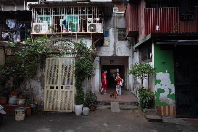Hanoi Street Photography in a Vintage Community - The Experience: What to Expect