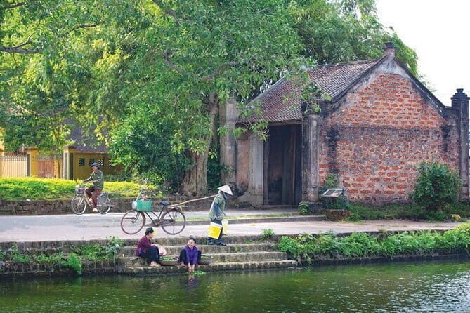 Hanoi to Van Phuc Silk & Duong Lam Ancient Village Private Tour - Detailed Breakdown of the Experience