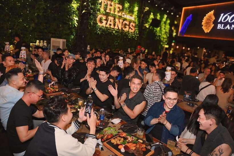 Ho Chi Minh City Street Food Private Tour With Dancing Bar - What To Expect During Your Evening