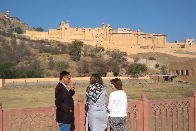 Jaipur 02 Days Private Tour with Vehicle+Professional Chauffeur - The Role of the Guides and Commentary