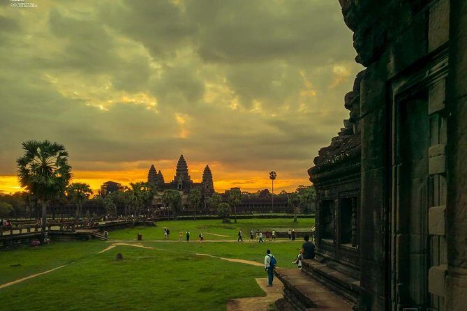 Kampong Khleang - Floating Village on Tonle Sap Lake - Exploring the Village and Its Pagoda