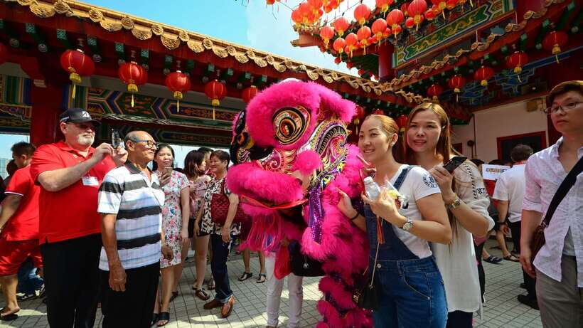 Kuala Lumpur: Private Batu Cave, National Mosque Tour, Lunch - Authenticity and Cultural Insights