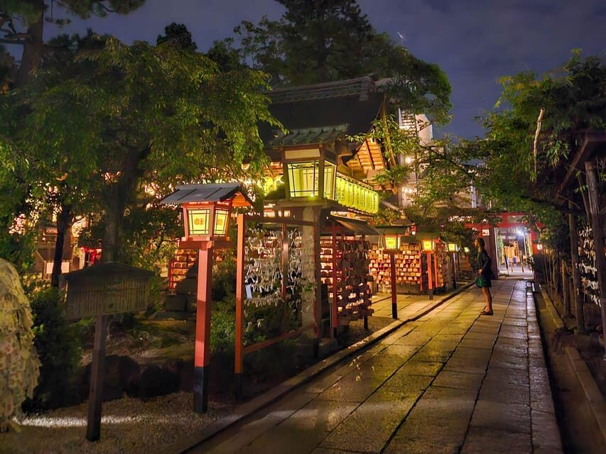 Kyoto: Gion Night Walking Tour with Local Guide - The Atmosphere and Photography Opportunities