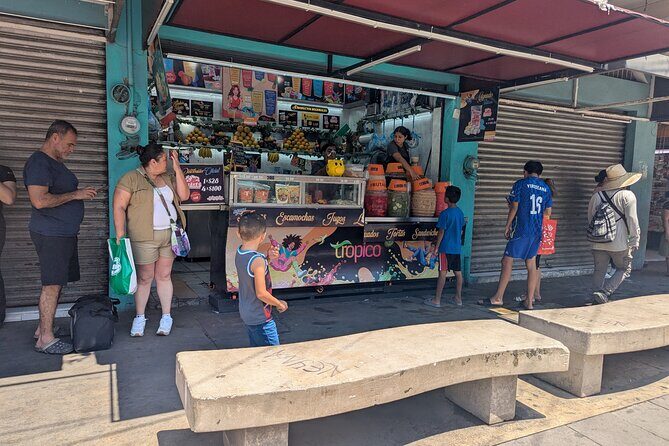 Learn the history and contents of the main market - The Stops: From Old Market to Plaza de la República