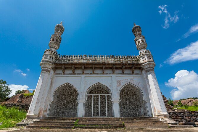 Mesmerising Hyderabad Heritage Cultural Tour with Ethnic lunch - Exploring Golconda Fort: The Majestic Fortress