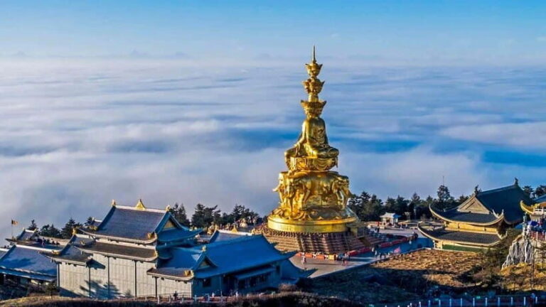 Mount Emei: Experience Natural Beauty and Buddhist Culture - An In-Depth Look at the Itinerary
