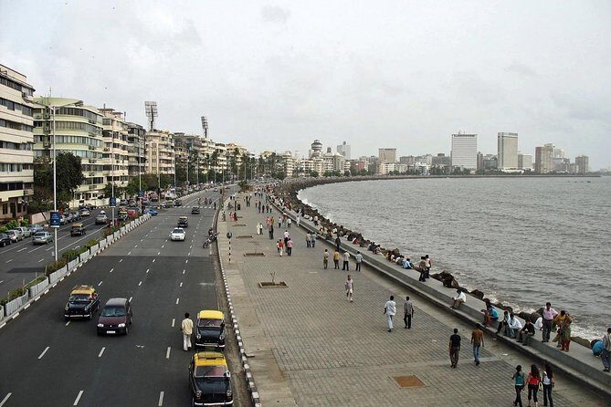 Mumbai Sightseeing Tour by Public Transport with family Lunch - FAQs