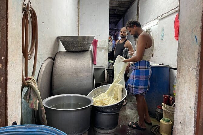 Mumbai Slum Dhobi Ghat and Train Ride Tour with a Local Guide - Breaking Down the Itinerary