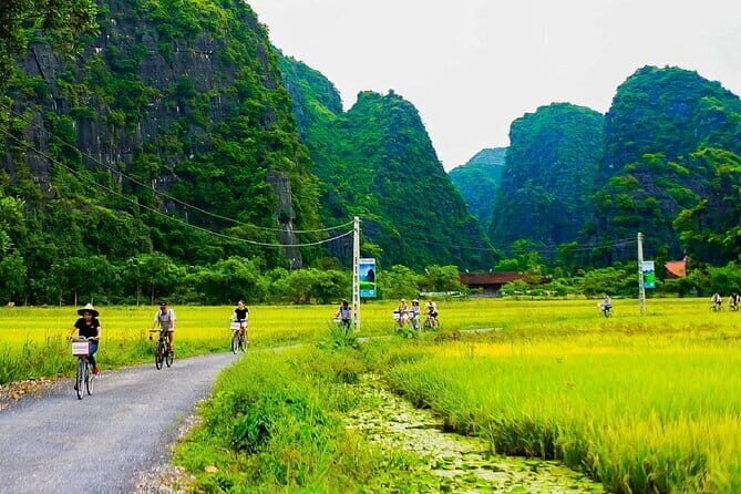 Ninh Binh Trip From Hanoi: Hoa Lu-Mua Cave-Boat-Cycling-Lunch - Lunch at a Local Vietnamese Restaurant