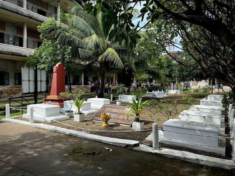 Phnom Penh: Killing Fields and Prison S21 Bus Tour - Transportation and Comfort