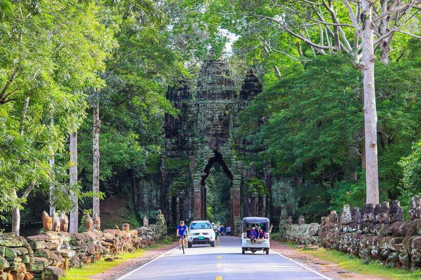 Private Angkor Wat Sunrise Tour with Breakfast - Exploring the Heart of the Old City: Angkor Thom and the Victory Gate