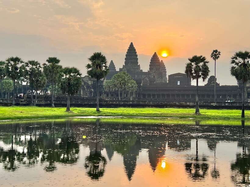 Private Angkor Wat Sunrise Tour with Lunch - Mid-Morning Exploration: Angkor Thom and Bayon