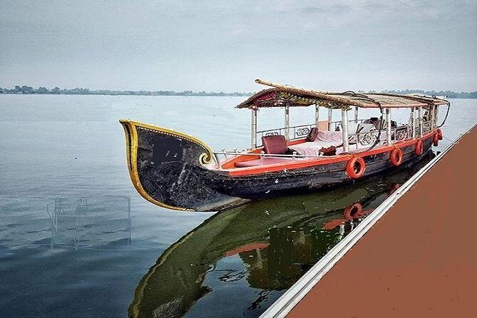 Private Backwater Cruise on a Houseboat and Shikara including Lunch - Switching Gears: The Shikara Ride Through Narrow Canals