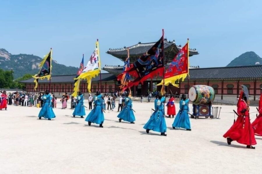 Seoul: Gyeongbok-gung Walking tour with coin lunchbox - Exploring Seochon Hanok Village