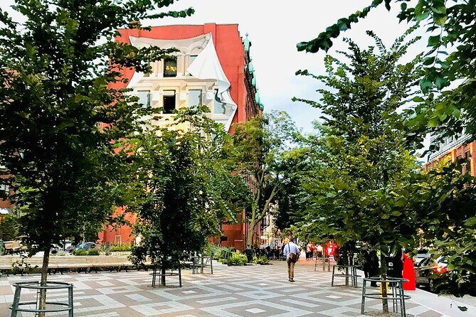 Show me the City! A Small Group Walking Tour of Toronto - What Makes This Tour Stand Out