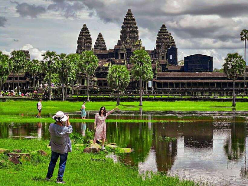 Siem Reap: Angkor Wat Sun rise Private Day Tour with Guide - Discovering Angkor Wat in Depth