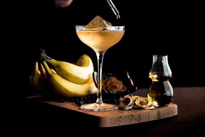 Singapore Night Signature with Dinner (Shared Transfer) - Bugis Street Night Market: A Shopper’s Paradise