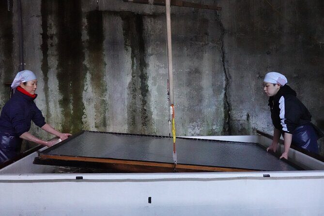 Spirit of Craftsmanship in Japanese Papermaking in Echizen - The Workshop Specializing in Large-Format Washi