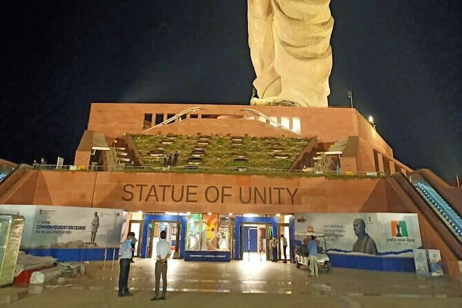 Surat to Ahmedabad, Glimpse of Gujarat Tour - Transportation, Accommodation, and Pace