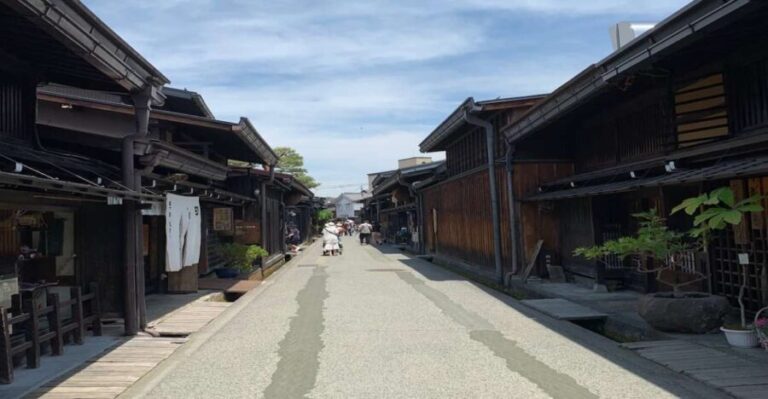 Takayama: Old Town Guided Walking Tour 45min. - What to Expect from the Itinerary