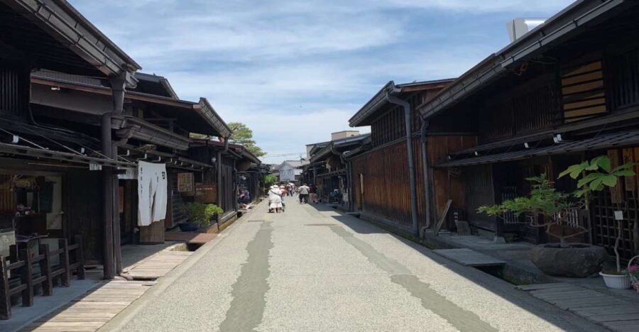 Takayama: Old Town Guided Walking Tour 45min. - What to Expect from the Itinerary