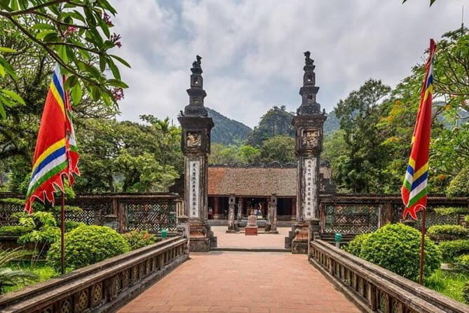 Tam Coc Hoa Lu Ancient Capital Deluxe Tour depart from Hanoi Old Quarter - Traditional Lunch with Local Flavor