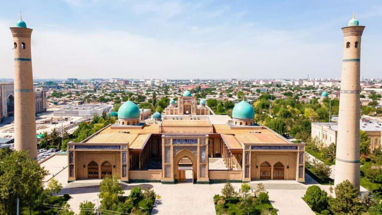 Tashkent: Private Full-Day City Tour on a Premium Car